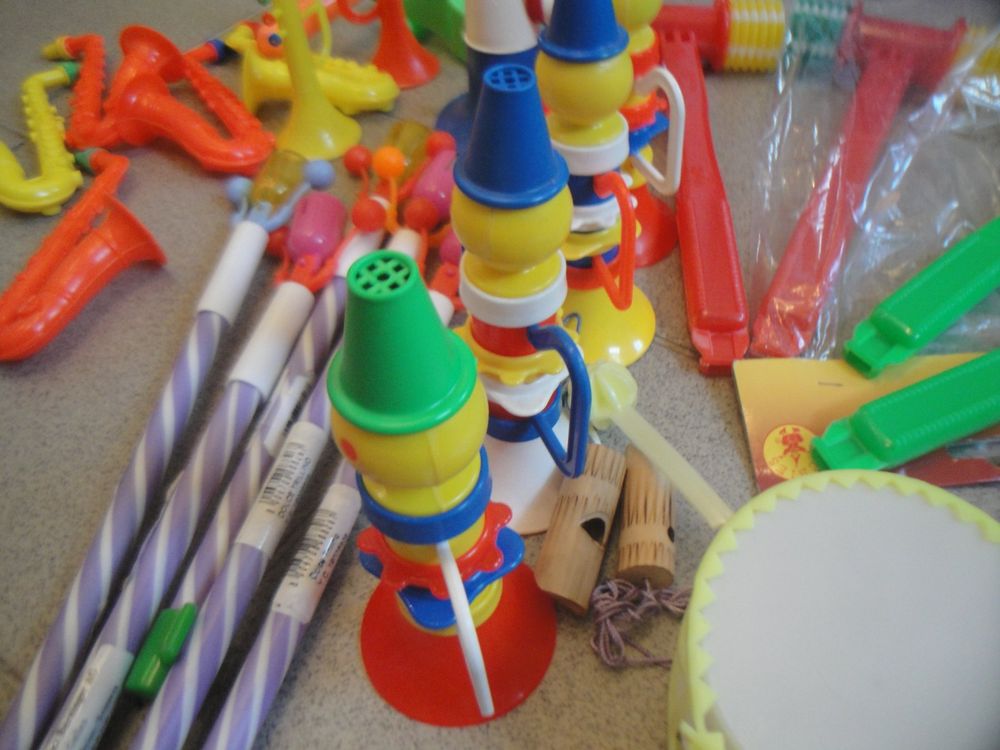 34 Instrumente für Kinder Tröten, Rätschen, Handtrommeln usw (Neu ...