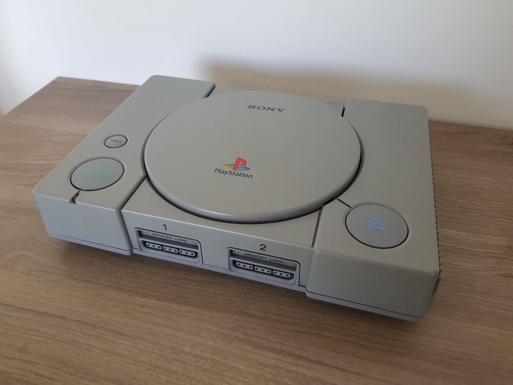 Sony Playstation 1 (PS1) - SCPH-7502 - Konsole ist defekt (Defekt) in Bassersdorf für CHF 6 ...