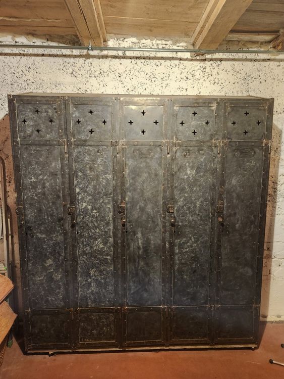 Antiker Spind "Schrägdachspind" aus Metall | Kaufen auf Ricardo