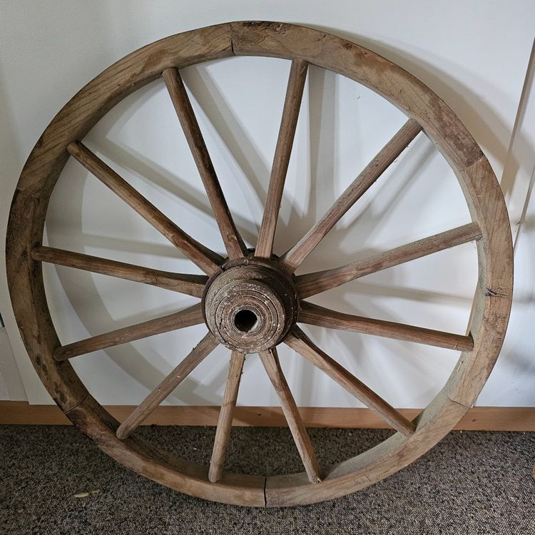 Antikes Wagenrad mit Nabe (Gebraucht) in für CHF 1 – nur Abholung auf ...
