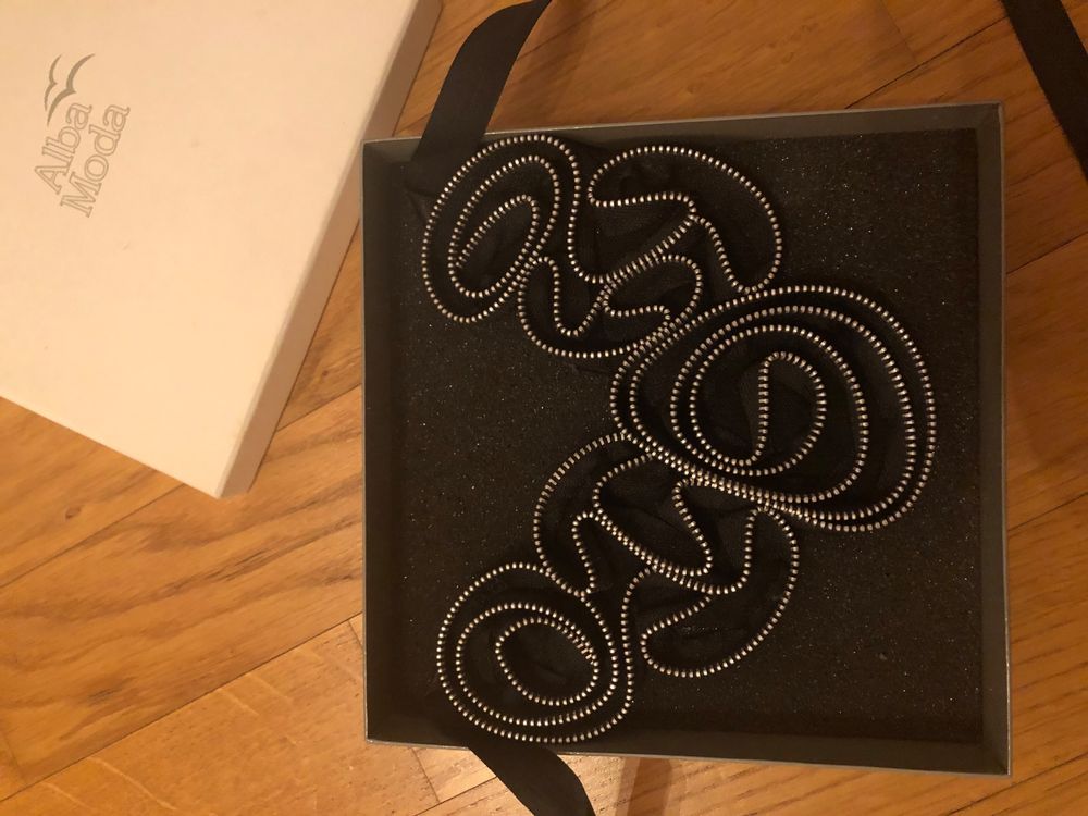 Exklusives Stoffcollier, Statementkette, neuwertig (Neu und originalverpackt) in Gattikon für ...