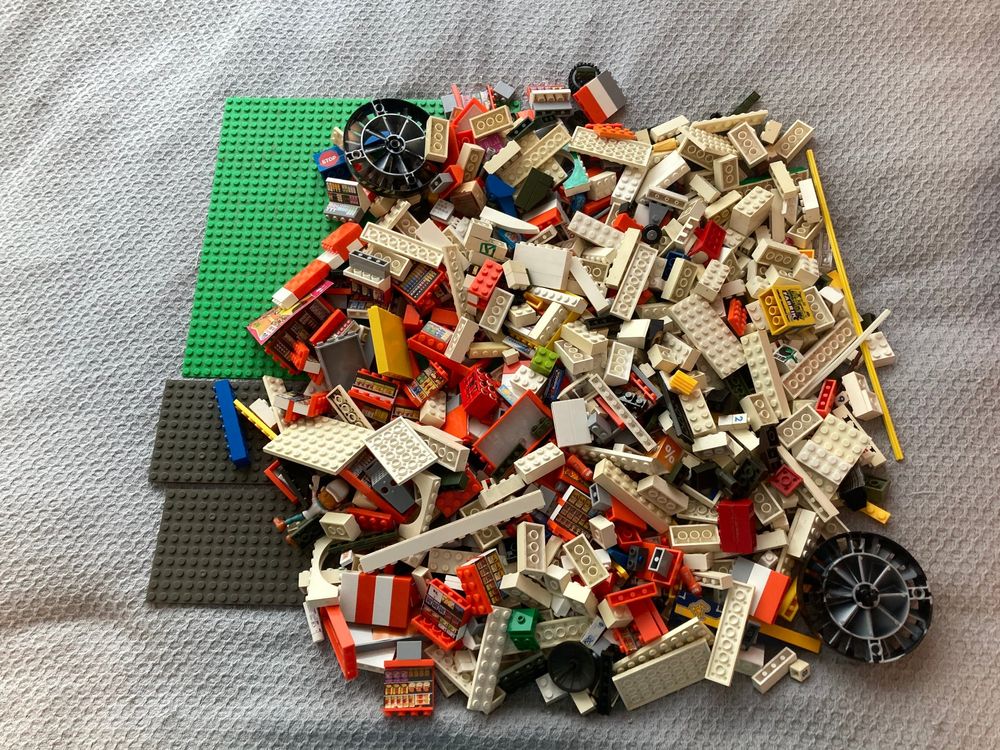 2 Kg unechte und vergilbte Legos + 3 grosse Platten ab 1 .- (Gebraucht) in Volketswil für CHF 2 ...