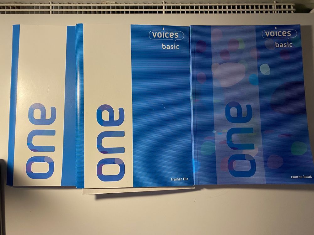Voices Basic One (course book + 2x trainer file) (Gebraucht) in Sennhof ...