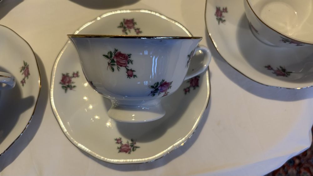 Kaffee- oder Tee-Service weiss mit Rosenmuster (Gebraucht) in Lostorf für CHF 1 – mit Lieferung ...