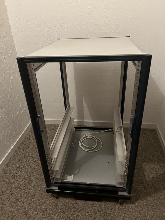 Knürr Server Rack 18HE mit Rollen (Gebraucht) in Greppen für CHF 17.5 ...
