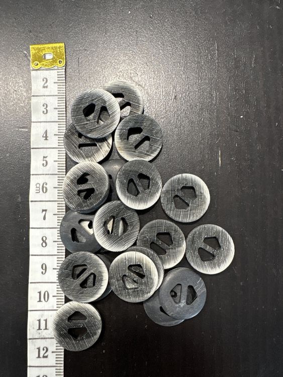 Knöpfe schwarz-weiss (Neu (gemäss Beschreibung)) in Anglikon für CHF 4 – mit Lieferung auf ...