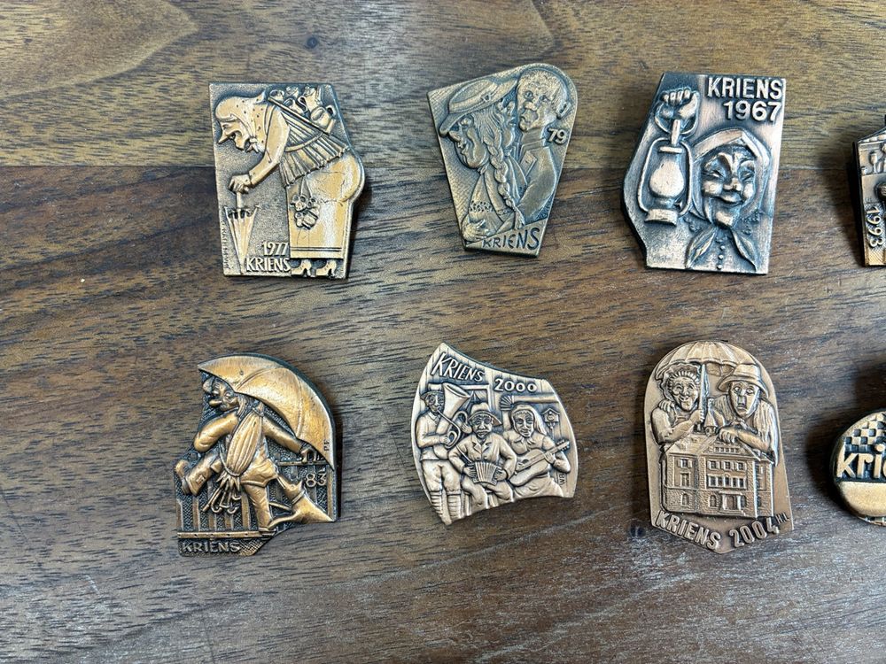 Alte Fasnachtsplaketten Jahrgänge 1962 - 2004 (Gebraucht) in Emmen für CHF 1 – mit Lieferung auf ...