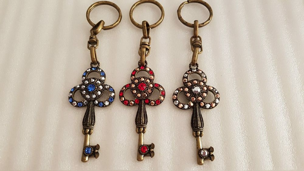 Schlüsselanhänger Michal Negrin mit Swarovski Steinen. (Neu (gemäss ...