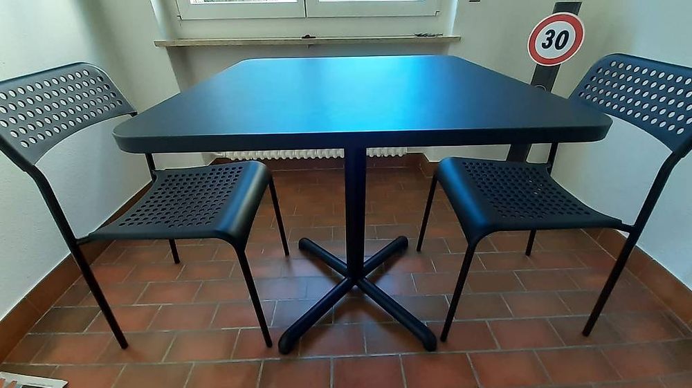 TISCH UND ZWEI STÜHLE IM SET. (Gebraucht) in Steinerberg für CHF 70 ...