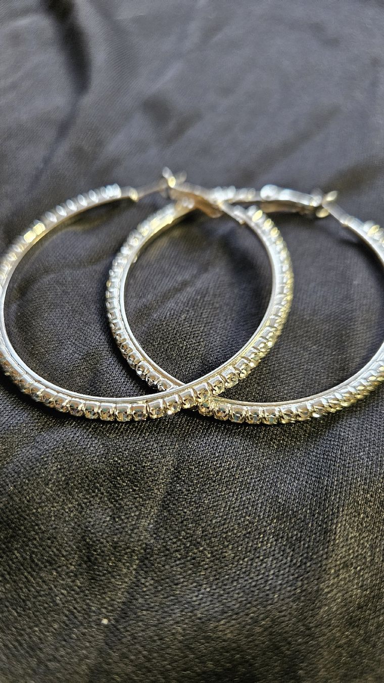 jolies créoles acier , brillants, diametre 5 cm (D'occasion) à Lausanne ...