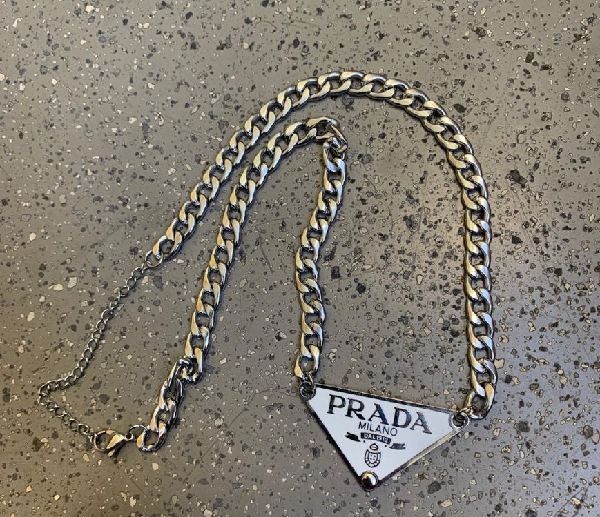 white reworked prada logo necklace/ kette (D'occasion) à Merenschwand ...