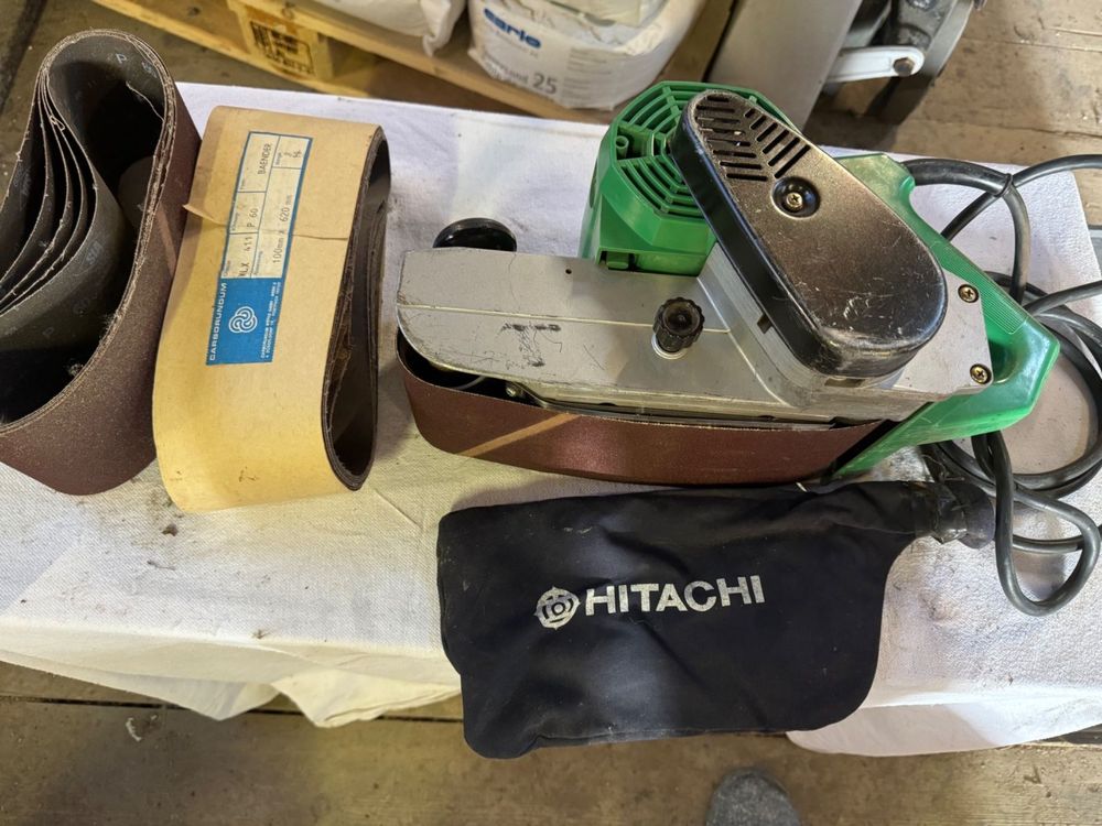 Bandschleifmaschine Hitachi SB 110 inkl. 30 Schleifbänder (Gebraucht) in Jona für CHF 49 – nur ...
