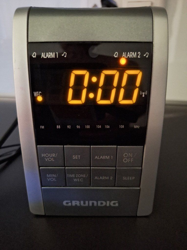 Radio - Réveil Grundig, pour la FM, selon photos (Gebraucht) in Saxon ...