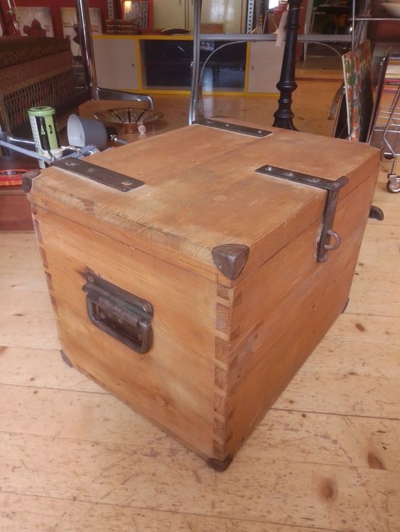 Ancien coffre en bois, caisse à outils /Holzkiste, Holztruhe | Kaufen auf Ricardo