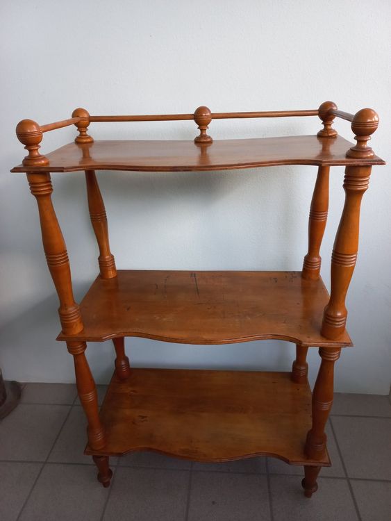 Kleines antikes Regal / Etagere aus Massivholz, gerechselt | Kaufen auf ...