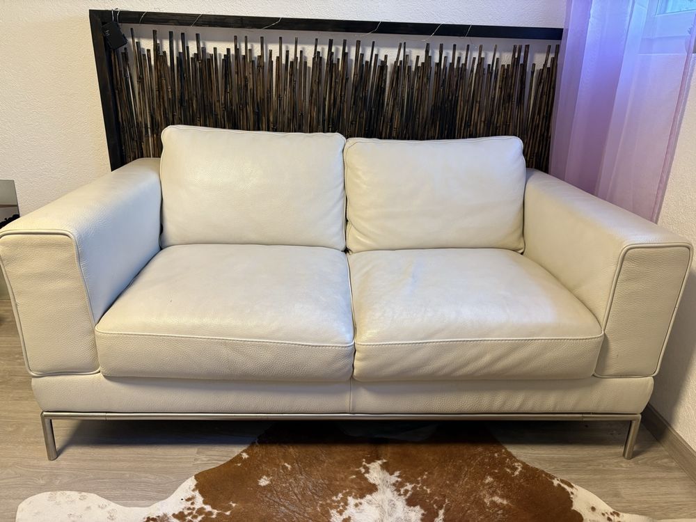 ARILD 2er Sofa in grann weiss Leder Le Corbusier ähnlich (Gebraucht) in Spiez für CHF 300 – nur ...
