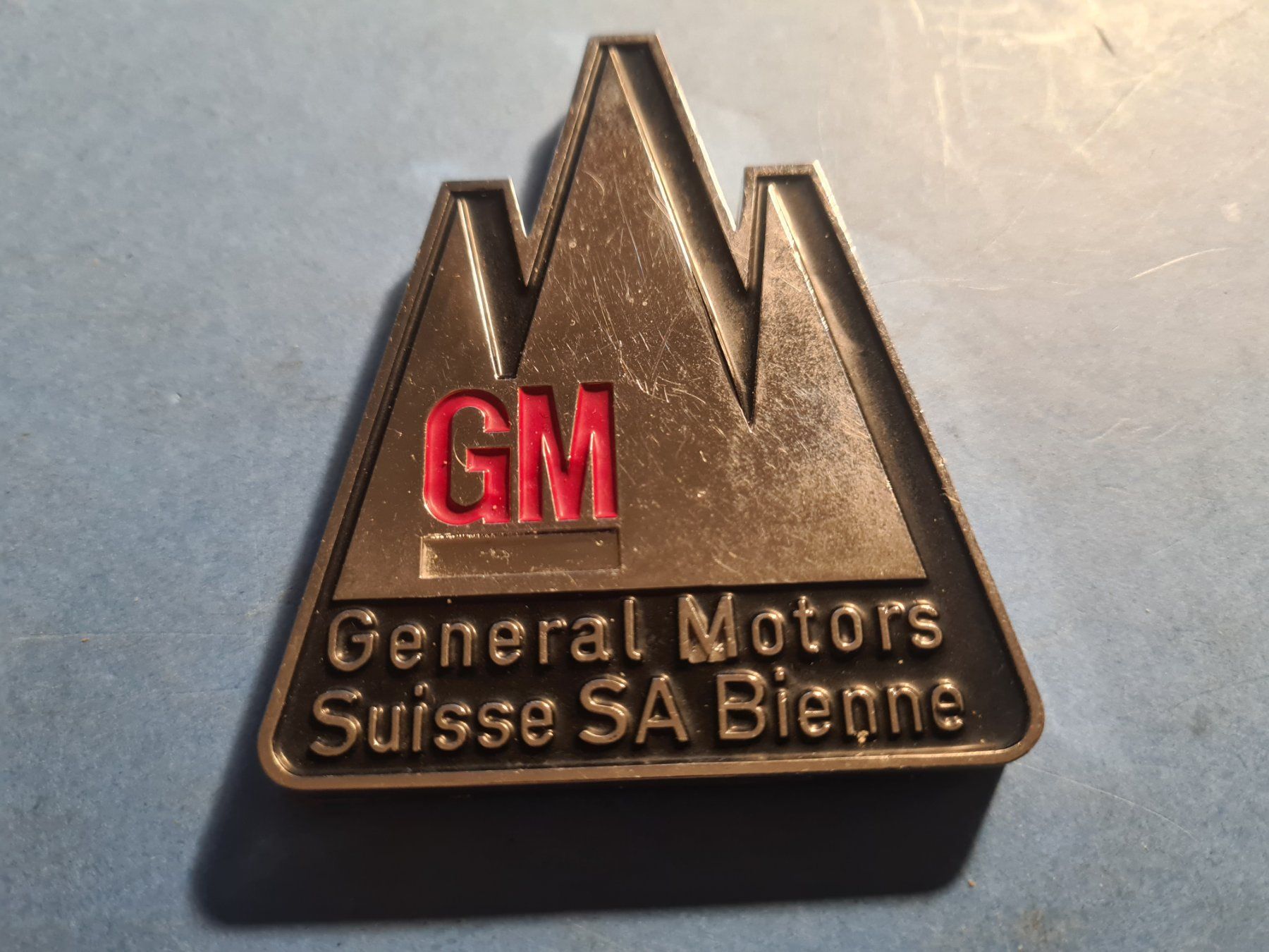 GENERAL MOTORS SUISSE BIENNE BADGE VINTAGE (D'occasion) à Bellevue pour ...