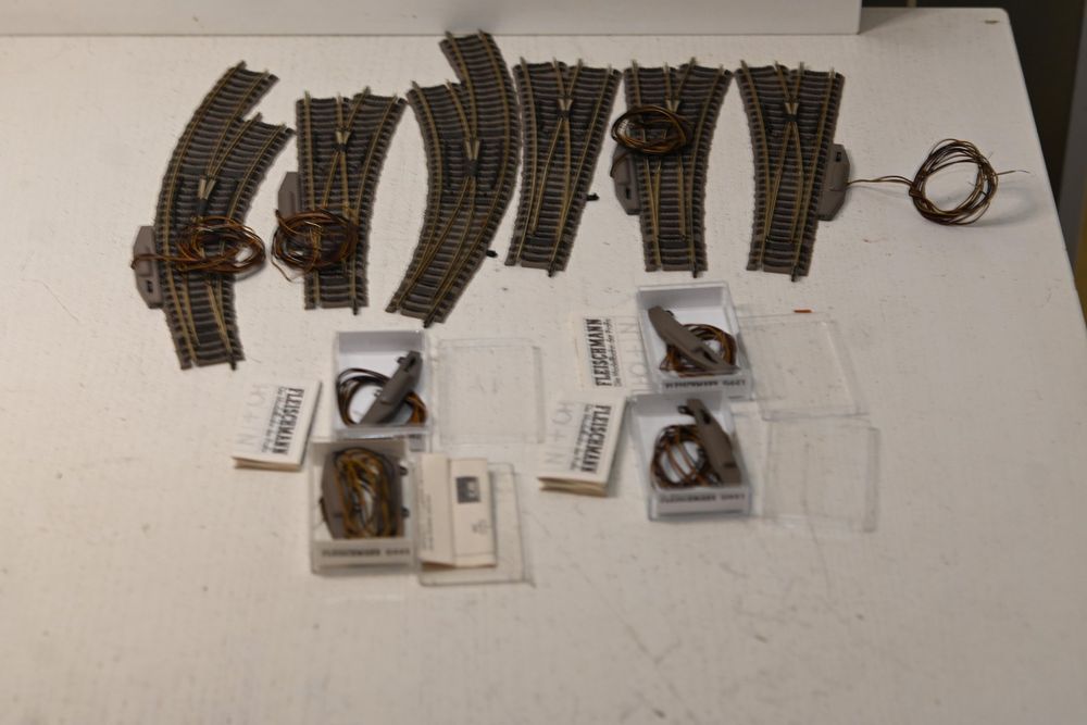 Fleischmann profi Weichen + Antriebe HO/DC gem Fotos (Gebraucht) in Laupen ZH für CHF 11 – mit ...