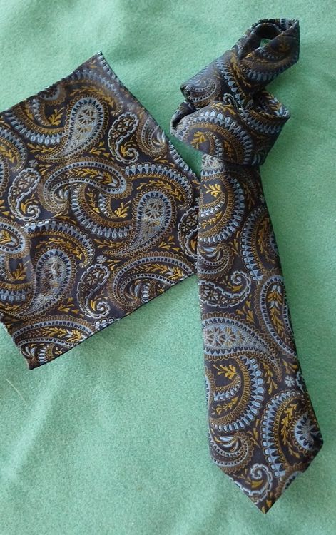 Edle Krawatte mit Einstecktuch Paisley Muster (Gebraucht) in Oberurnen ...