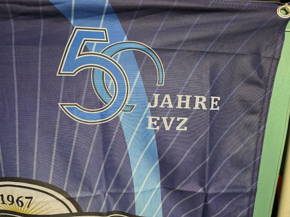 EVZ Zug Jubiläums-Fahne, 50 Jahre! (Gebraucht) in Küssnacht am Rigi für ...