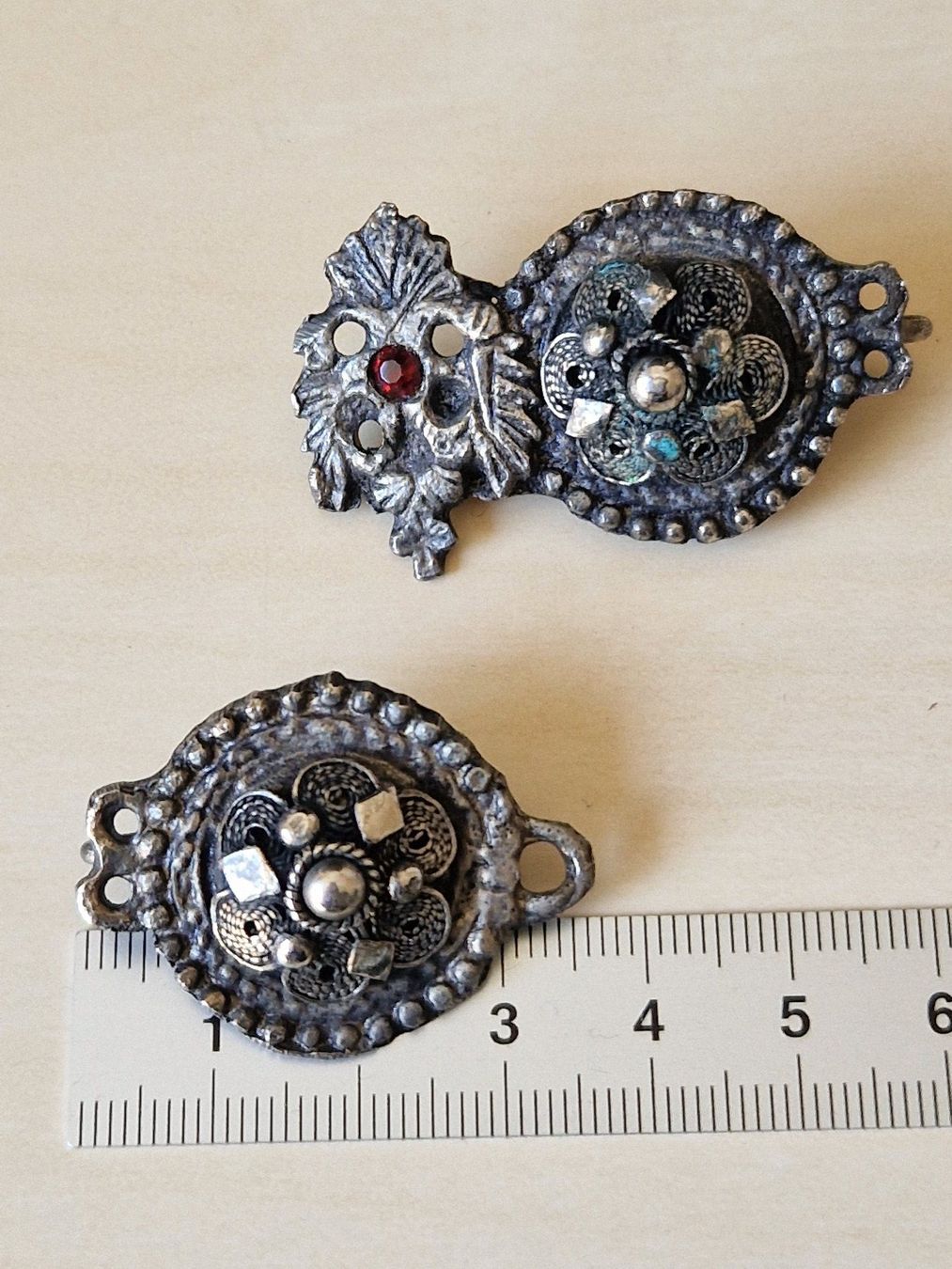 Broche ancienne argentée avec pierres rouges et bleues (Gebraucht) in ...