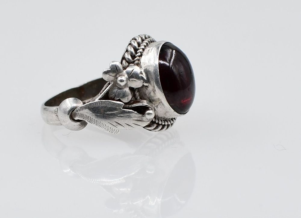 Ring mit rotem Stein und Blattornamenten (Gebraucht) in Dürnten für CHF ...