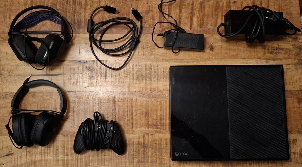 Xbox One Konsole mit Zubehör - Top Zustand! (Gebraucht) in Hüttikon für ...