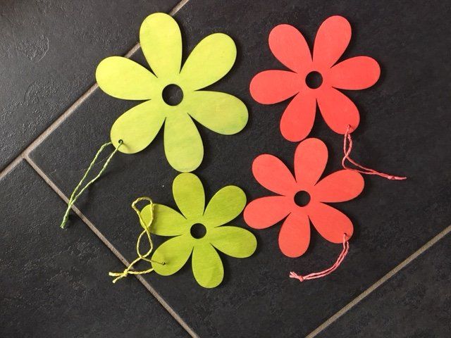 Deko-Holzblumen 2 x rot, 2 x grün, neu (Neu (gemäss Beschreibung)) in Eschenbach SG für CHF 2 ...