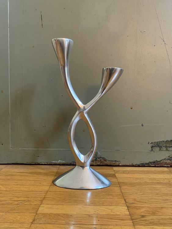 Zweiarmiger Kerzenständer, vermutlich von Matthew Hilton (Gebraucht) in ...