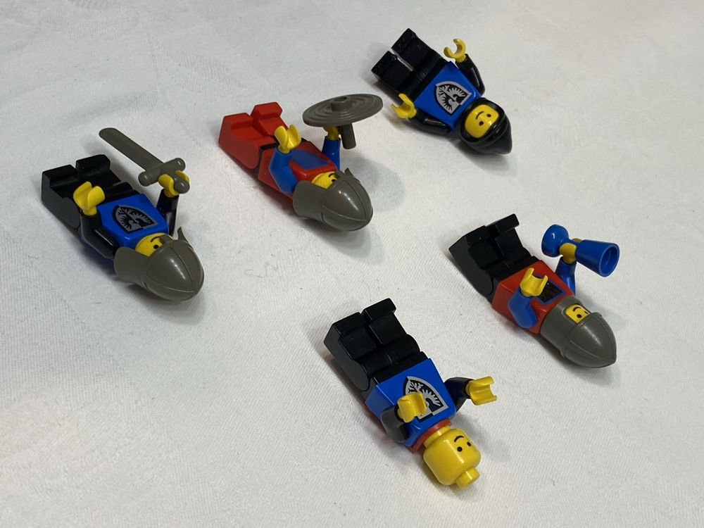 5x Lego Ritter Figuren mit Schwert Helm Schild Becher Umhang (Gebraucht ...