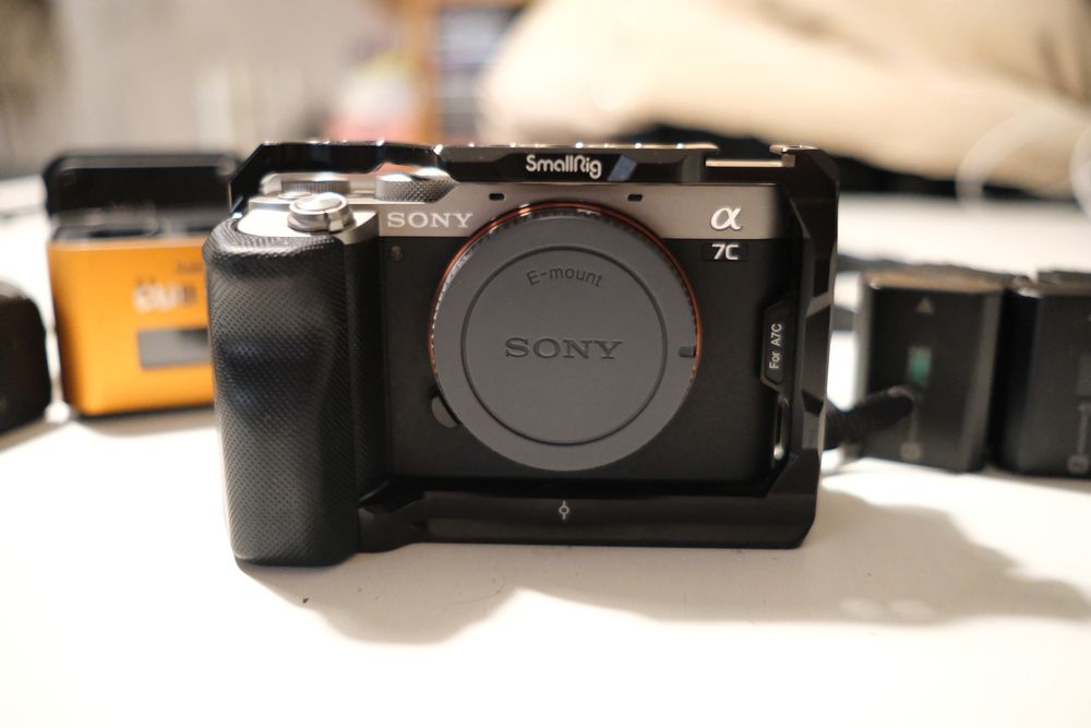 Sony A7C inkl. SmallRig Case, vier Akkus, Dual Ladegerät (Gebraucht) in ...