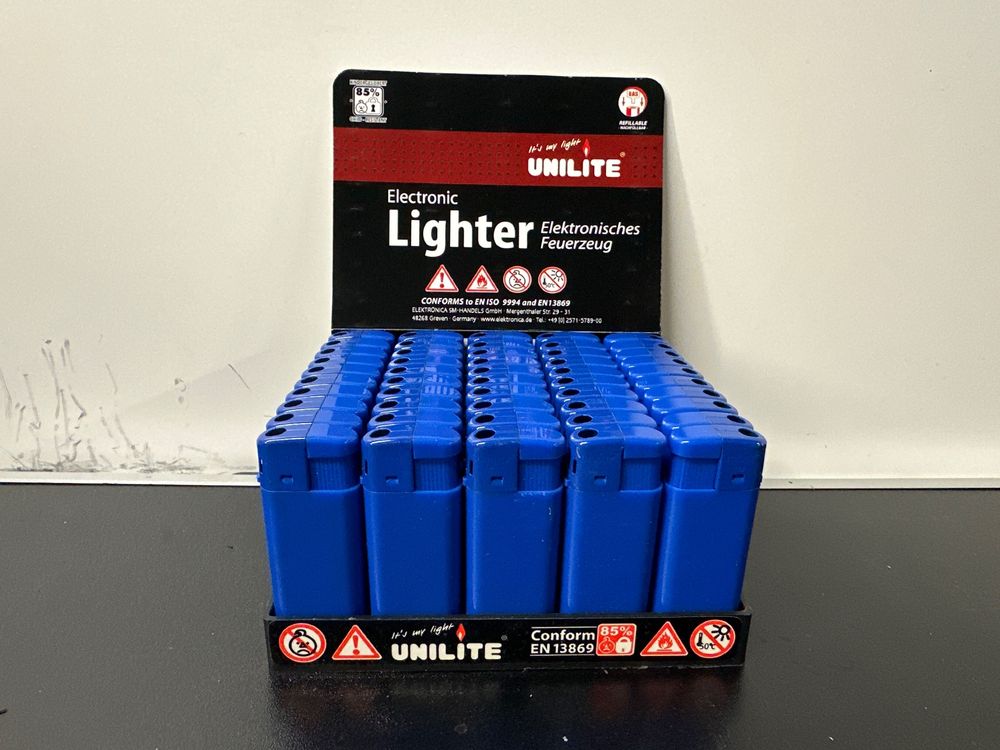 Neu Display Elektronik- Feuerzeug blau (50x) (Neu und originalverpackt) in Inwil für CHF 13 ...