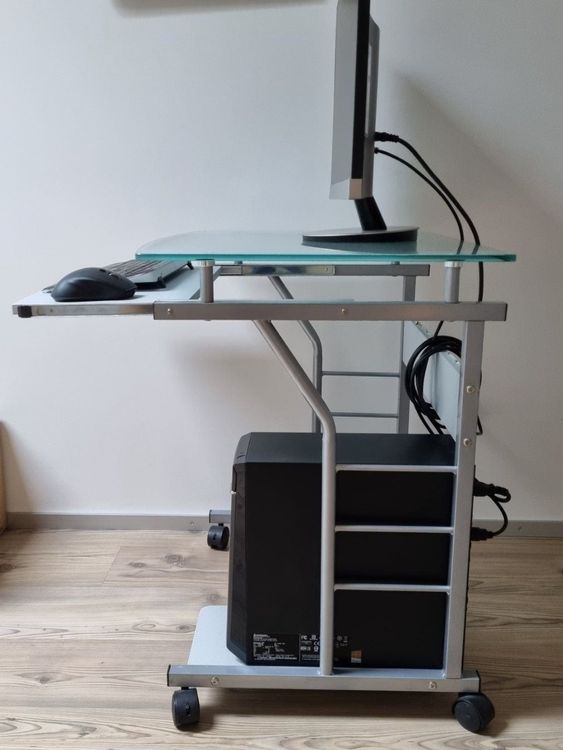 PC-Tisch. Glasplatte. Metallgestell mit Rollen | Kaufen auf Ricardo