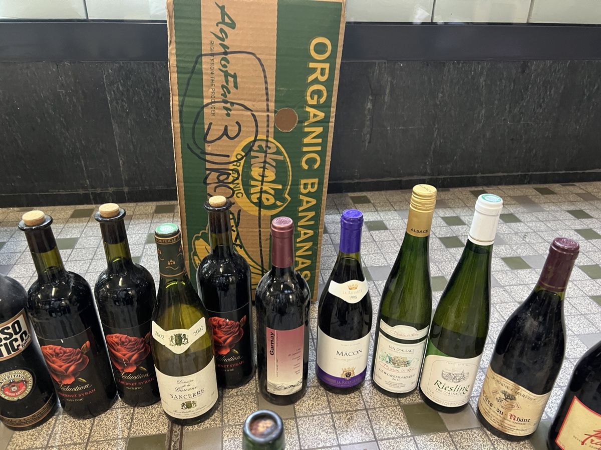 Lot 31 aaa-de bouteilles de vin rouge, blanc et rosé variés. (Neuf ...