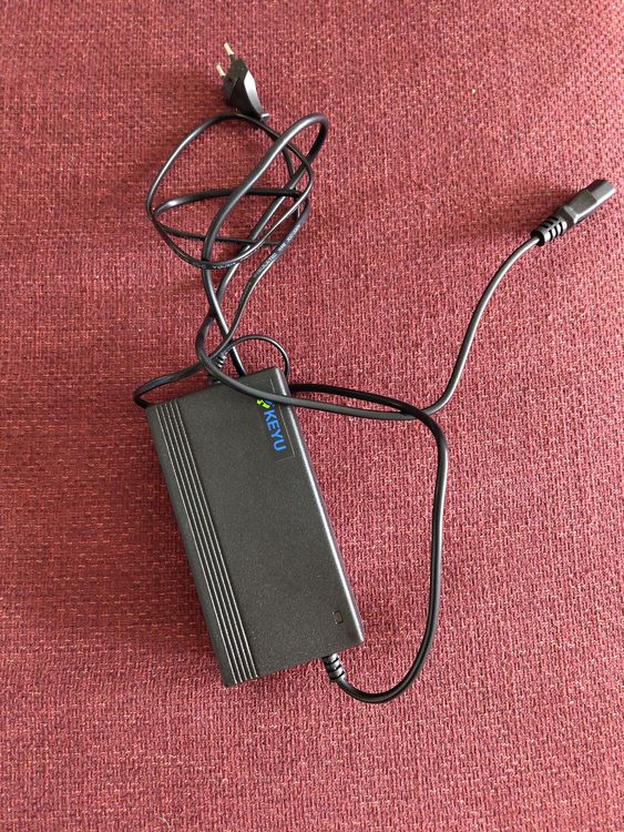 Li-Ion Akku Ladegerät 54.6V 2A KEYU Top Zustand | Kaufen auf Ricardo