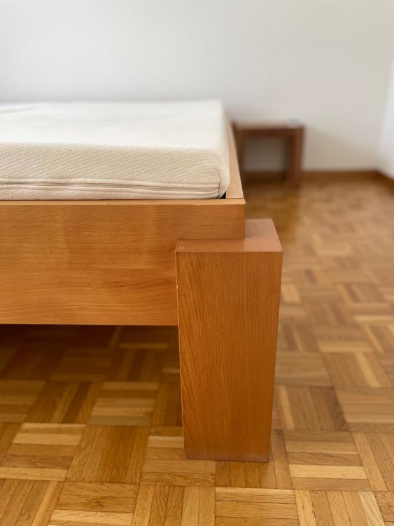 Doppelbett, Echtholz-Rhamen, inkl Matratze und Roost (Gebraucht) in ...