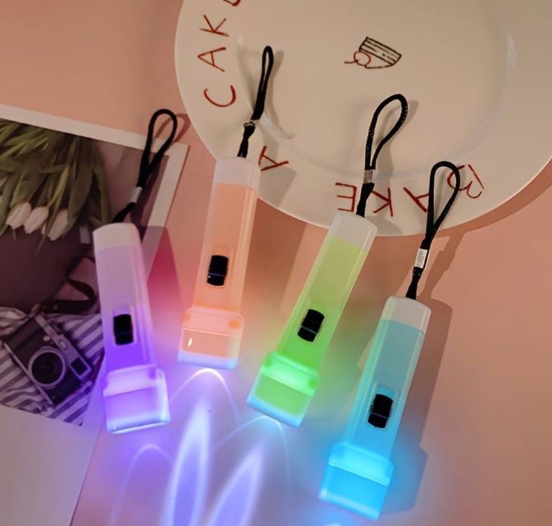LED-Taschenlampe mit starkem Licht, rosa (Neu und originalverpackt) in ...