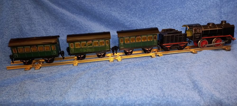 Super schöner Zug Uhrwerkloki Märklin R 880 und 3 Wagen (Gebraucht) in birr für CHF 49 – mit ...