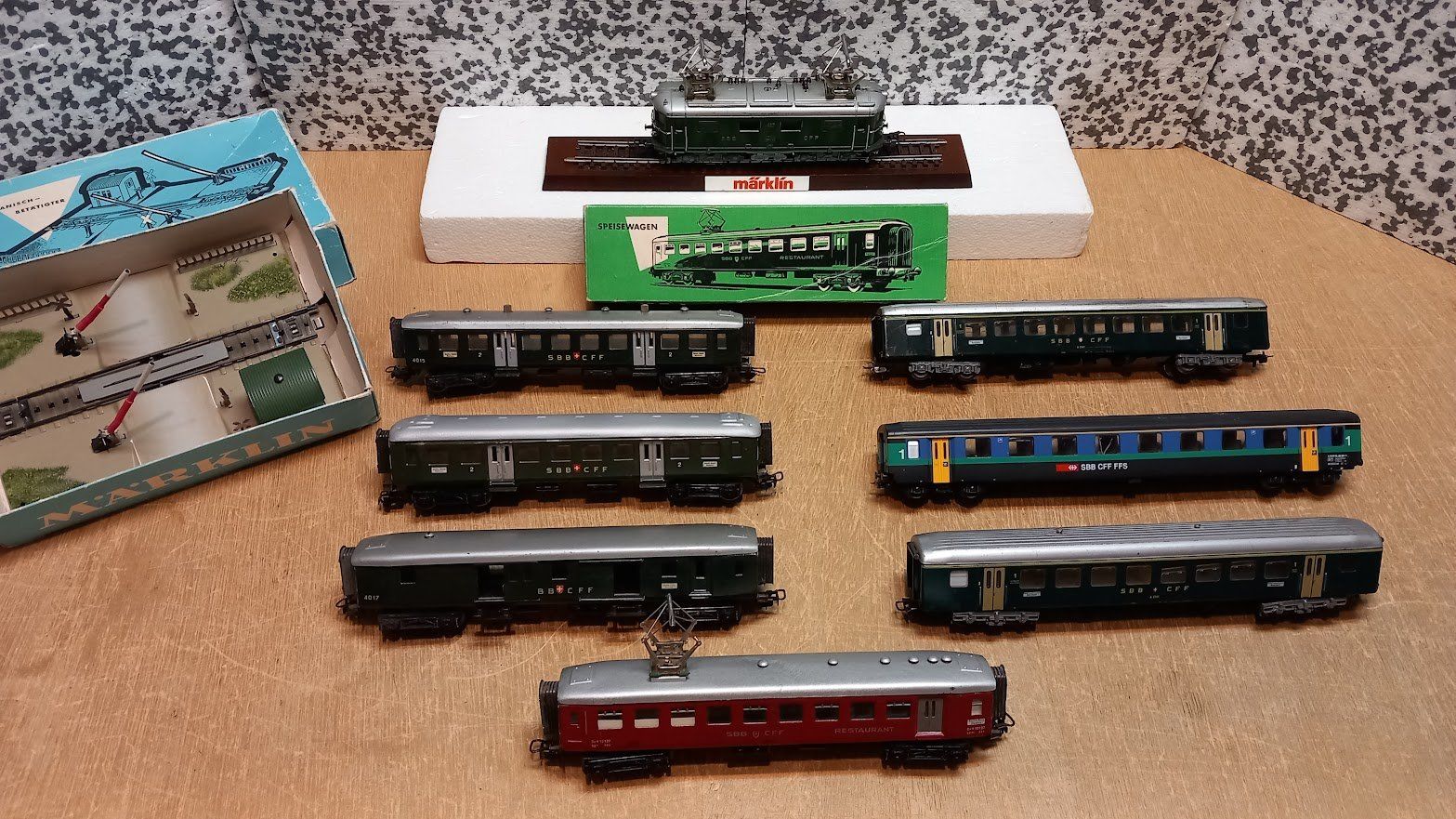 SBB Zug RE 44, Märklin 2 Trafos, Schienen,7 Wagen, analog (Gebraucht ...