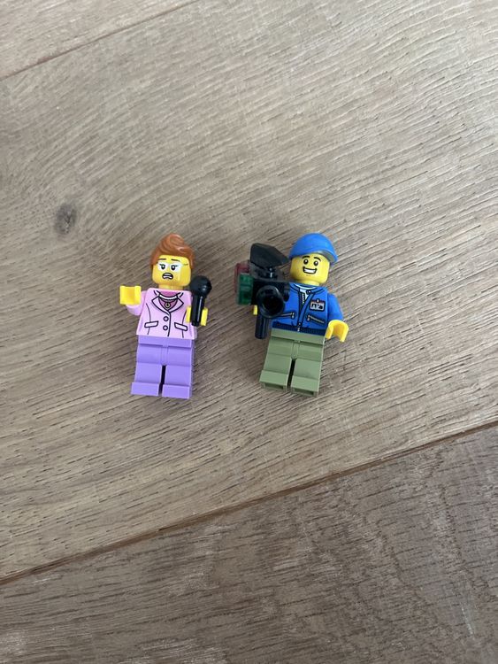 Lego Figuren Set: Reporterin und Kameramann - Winter 49 (Gebraucht) in Aarberg für CHF 10 – mit ...