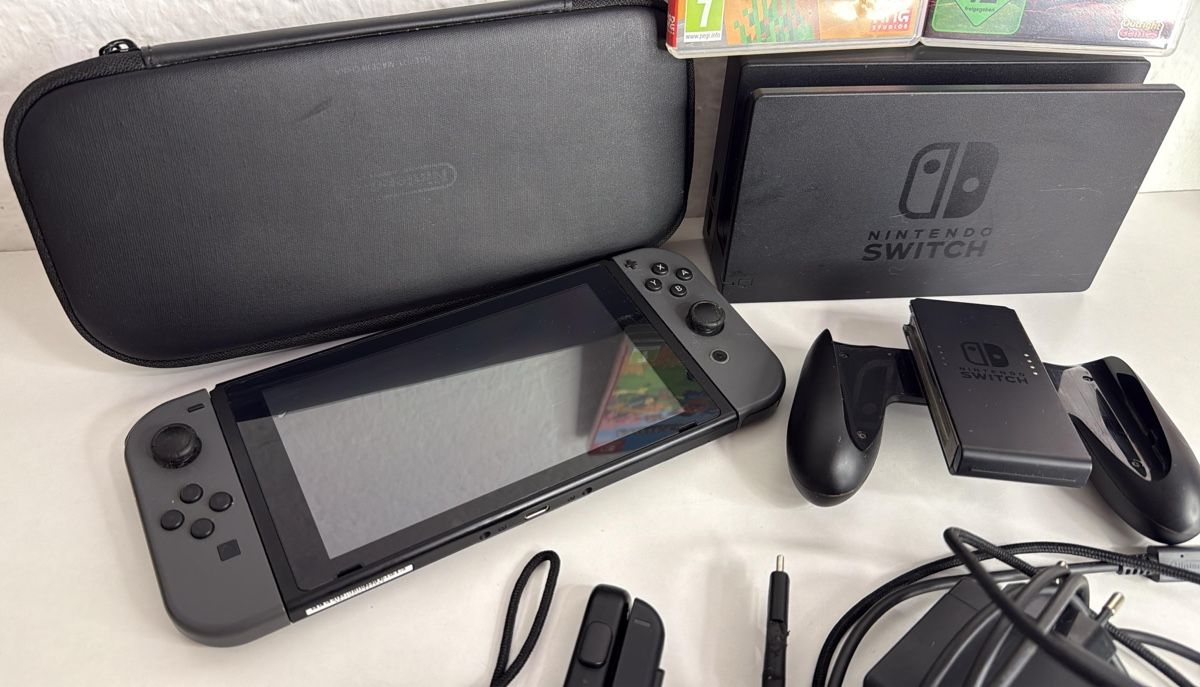 Nintendo Switch bundle + Minecraft and Jumanji Games🎮 (Gebraucht) in ...