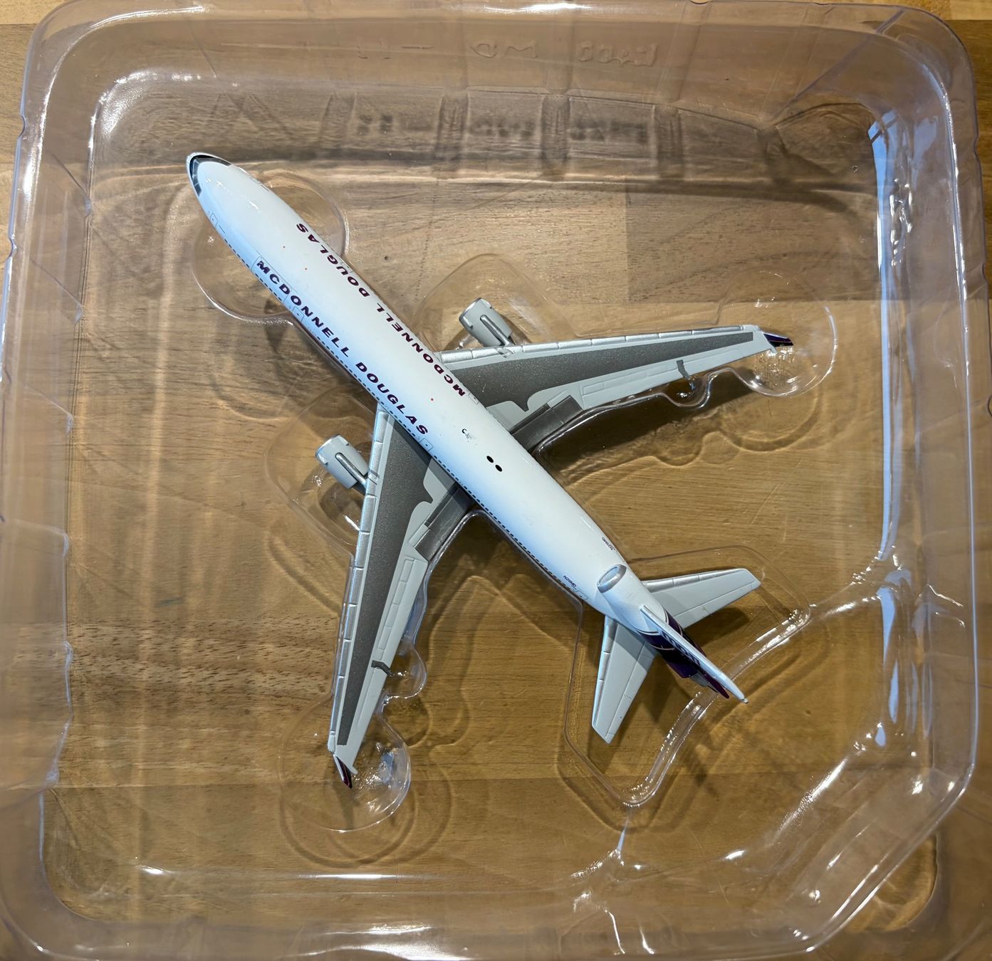 Douglas MD-11 Corporate Colours 1/400 Metallmodell - JCWings (Neu ...