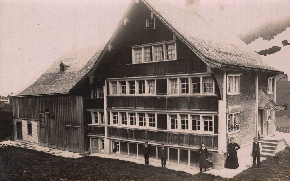 Appenzellerhaus mit Scheune, Ehepaar mit Jungen (Gebraucht) in Bronschhofen für CHF 12 – mit ...