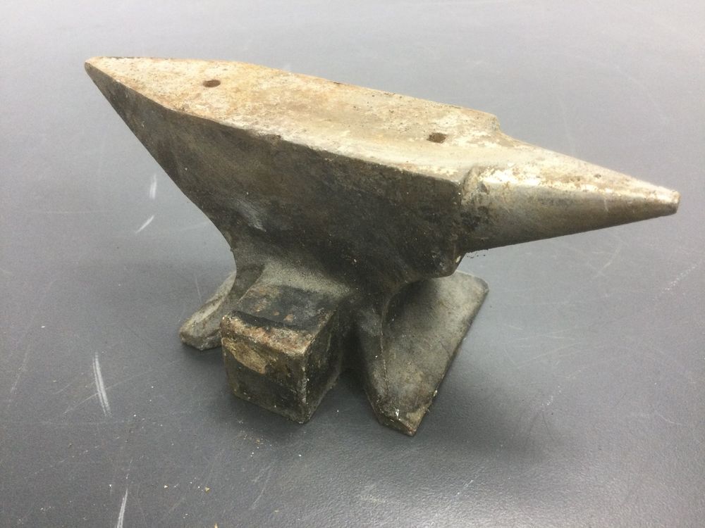 Kleiner Amboss als Briefbeschwerer (Gebraucht) in Wangen SZ für CHF 19 – mit Lieferung auf ...