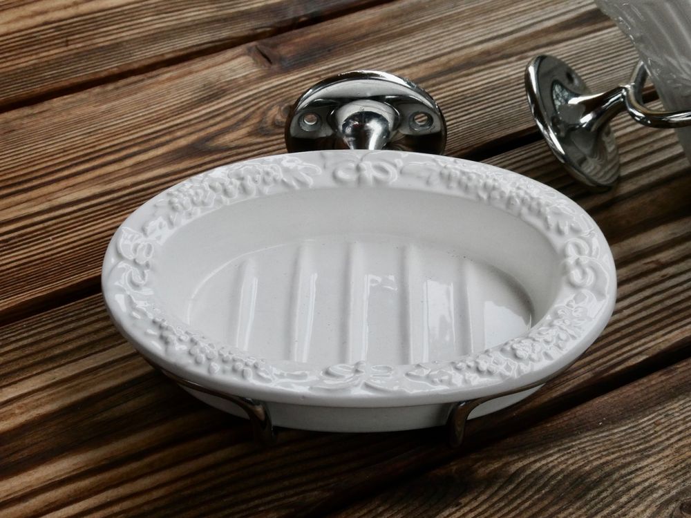 ein antiker Seifenschalenhalter und ein Zahnglashalter | Kaufen auf Ricardo