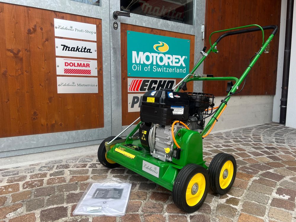 Neuwertiger John Deere D45C Vertikutierer mit nur 2.35 Std. (Neu ...