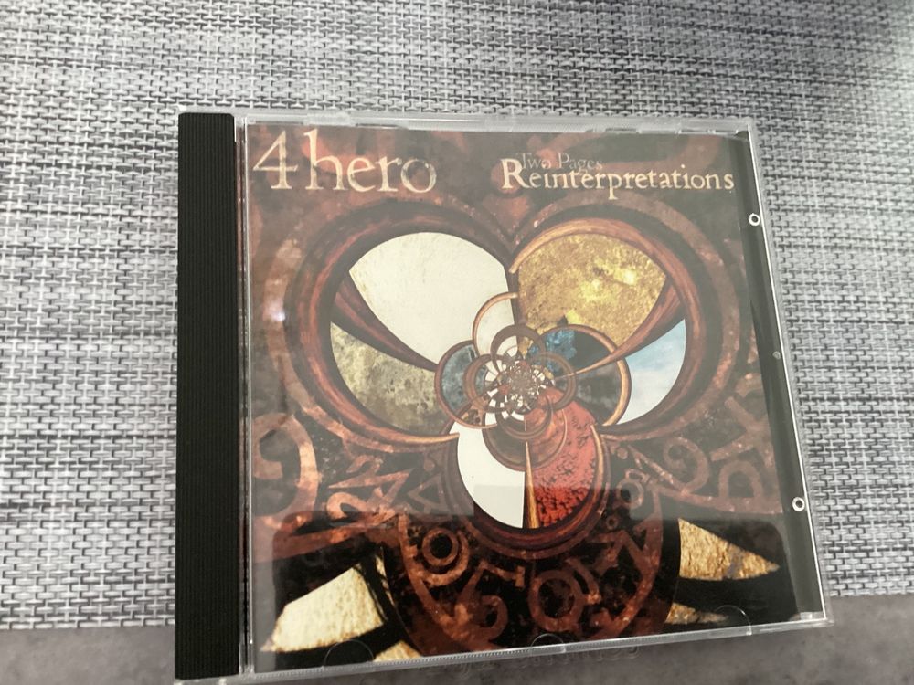 4 Hero – Two Pages | Kaufen auf Ricardo