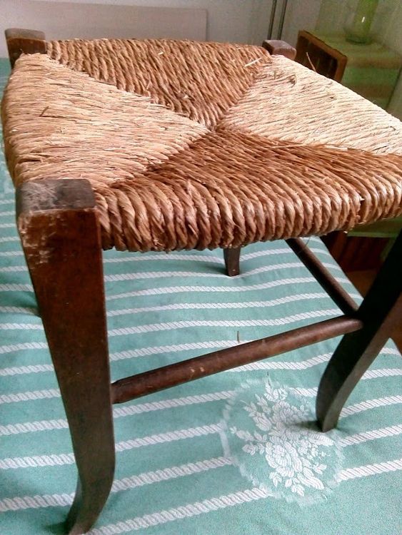 Antiker Vintage Hocker, mit Stroh geflochten, schöne Form (Gebraucht ...