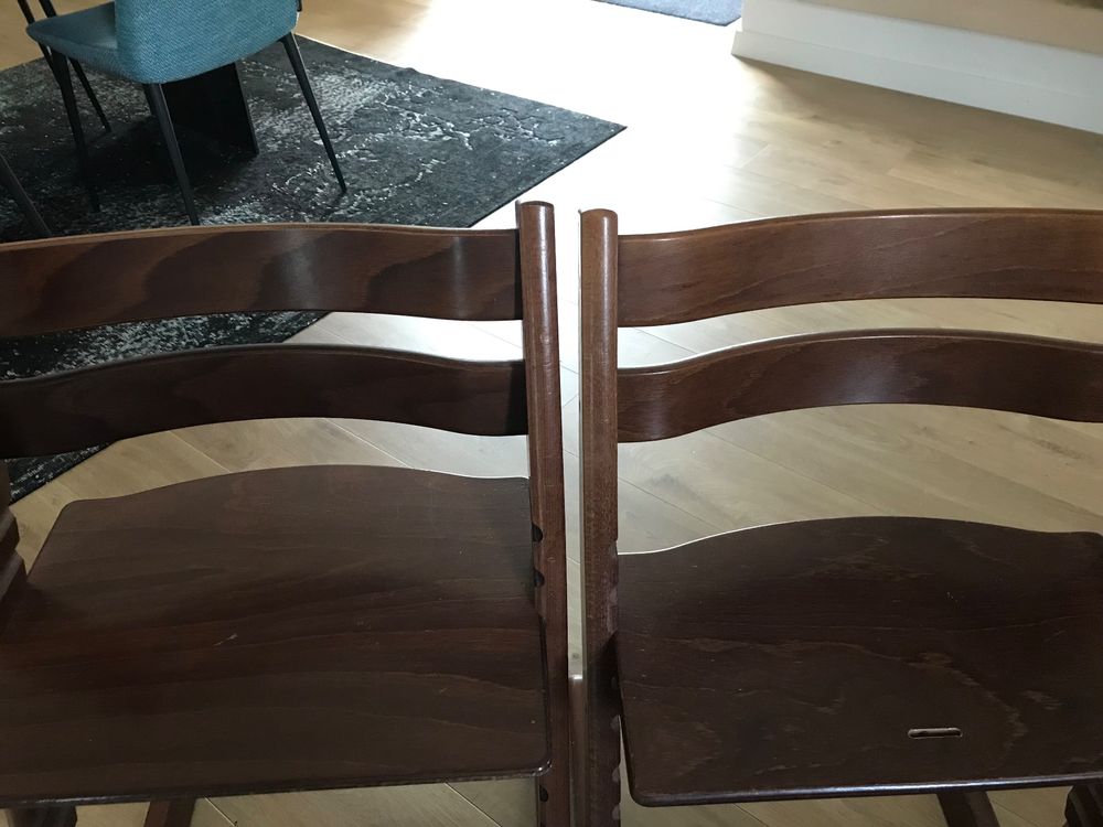 deux chaise Stokke brun foncé (Gebraucht) in Cheseaux-Noréaz für CHF 80 – nur Abholung auf ...
