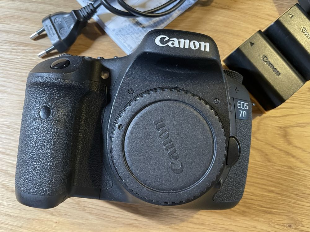 Canon EOS 7D mit Batteriegriff, Ladegerät und Zubehör (Gebraucht) in Münsingen für CHF 259 – mit ...